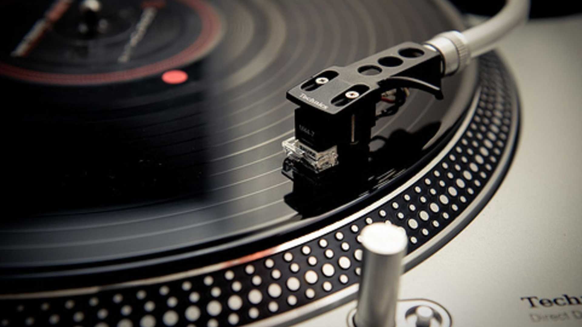 Vinyl Tricks (Sampling, looping and more) - We Want EDM